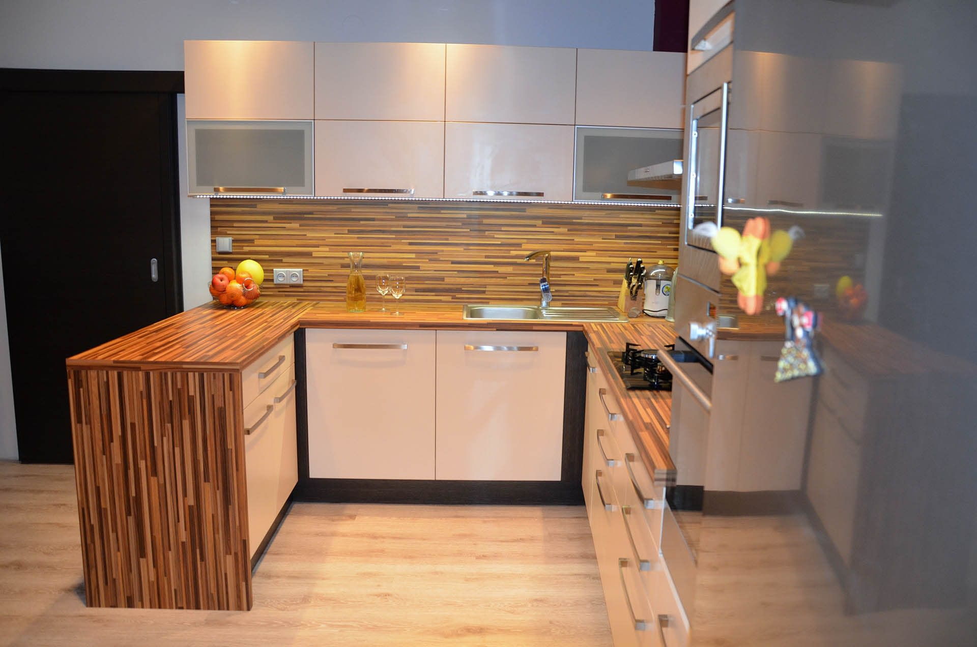 Moderní kuchyň a obývák v rodinném domě - MK arch